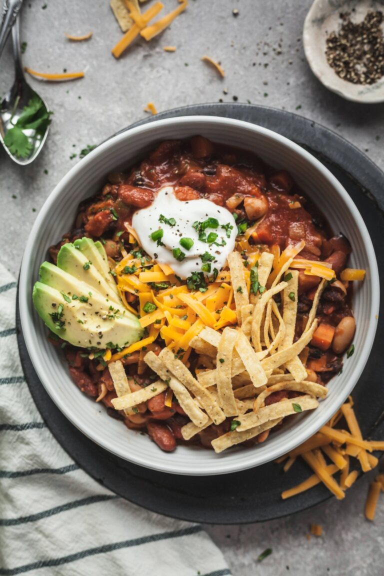 Easy Vegetarian Chili (Vegan Option) - The Live-In Kitchen